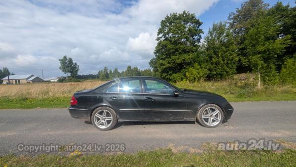 Melns Mercedes-Benz E-Class 2004 Mustvē, ar dzinēja tilpumu 3.20 L un nobraukumu 0 tūkst. km par 1499 €, foto 5 vietnē AUTOMOTO.COM.LV