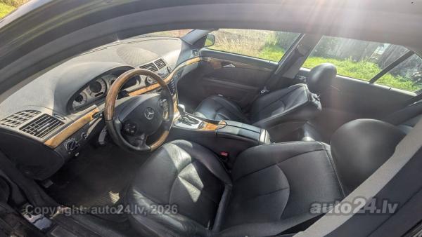 Melns Mercedes-Benz E-Class 2004 Mustvē, ar dzinēja tilpumu 3.20 L un nobraukumu 0 tūkst. km par 1499 €, foto 9 vietnē AUTOMOTO.COM.LV