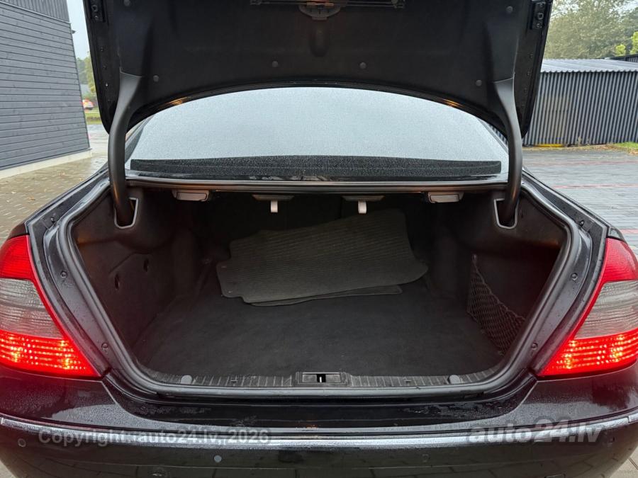 Black Mercedes-Benz E-Class 2006 in Tallinn, with an engine capacity of 2.10 L and mileage of 325 thousand km for 2999 €, photo 14 on AUTOMOTO.COM.LV