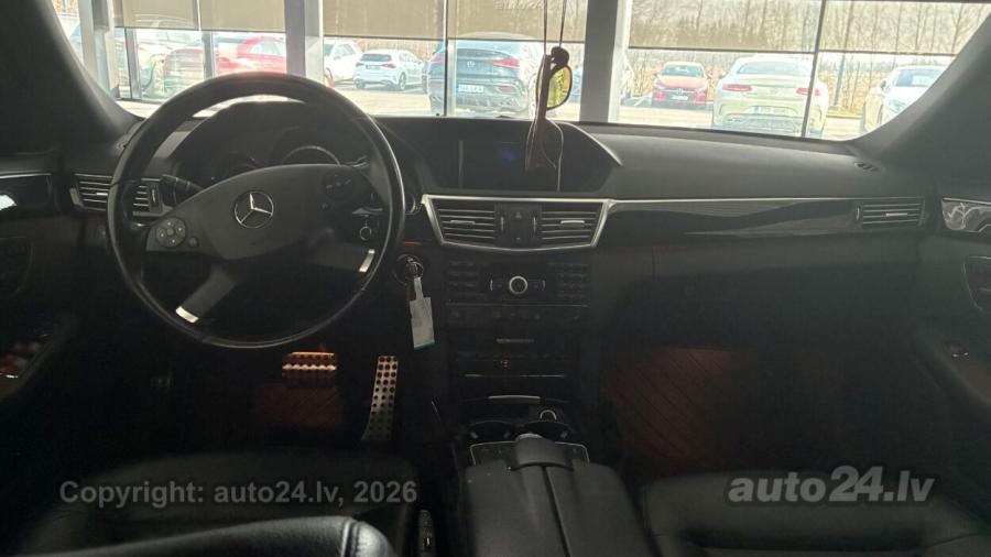Melns Mercedes-Benz E-Class 2009 Tallina, ar dzinēja tilpumu 5.50 L un nobraukumu 230 tūkst. km par 15500 €, foto 10 vietnē AUTOMOTO.COM.LV