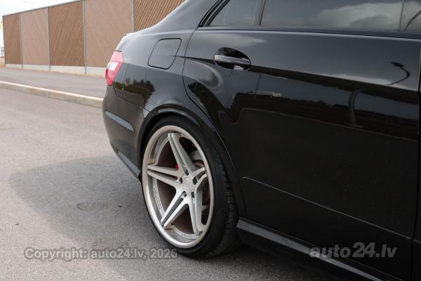 Black Mercedes-Benz E-Class 2009 in Tallinn, with an engine capacity of 3.00 L and mileage of 320 thousand km for 8999 €, photo 3 on AUTOMOTO.COM.LV