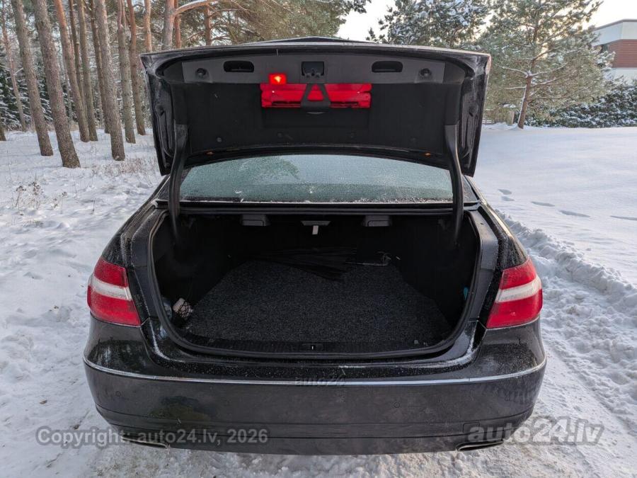 Black Mercedes-Benz E-Class 2011 in Tallinn, with an engine capacity of 2.10 L and mileage of 480 thousand km for 6900 €, photo 11 on AUTOMOTO.COM.LV