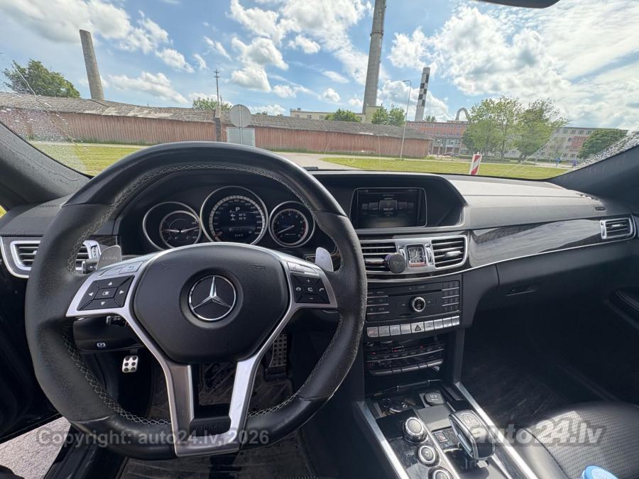 Black Mercedes-Benz E-Class 2015 in Tallinn, with an engine capacity of 5.50 L and mileage of 122 thousand km for 34500 €, photo 3 on AUTOMOTO.COM.LV