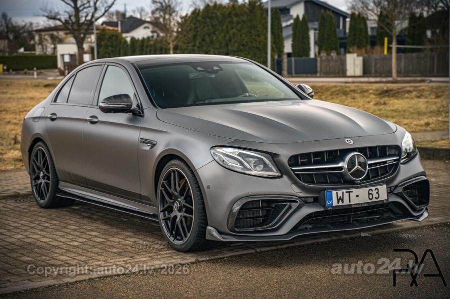 Black Mercedes-Benz E-Class 2017 in Riga, with an engine capacity of 4.00 L and mileage of 61 thousand km for 55990 €, photo 3 on AUTOMOTO.COM.LV