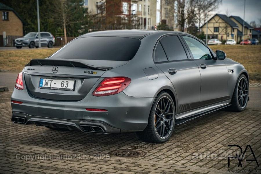 Black Mercedes-Benz E-Class 2017 in Riga, with an engine capacity of 4.00 L and mileage of 61 thousand km for 55990 €, photo 4 on AUTOMOTO.COM.LV