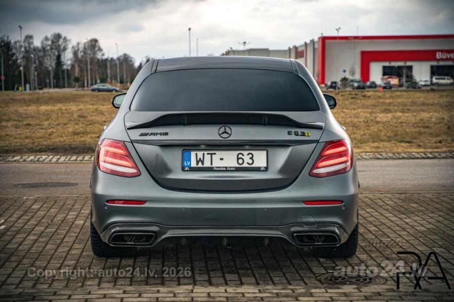 Black Mercedes-Benz E-Class 2017 in Riga, with an engine capacity of 4.00 L and mileage of 61 thousand km for 55990 €, photo 5 on AUTOMOTO.COM.LV