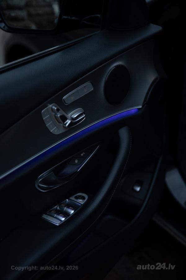 Black Mercedes-Benz E-Class 2017 in Tallinn, with an engine capacity of 2.00 L and mileage of 202 thousand km for 26500 €, photo 6 on AUTOMOTO.COM.LV