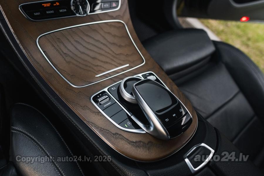 Black Mercedes-Benz E-Class 2019 in Tallinn, with an engine capacity of 1.60 L and mileage of 343 thousand km for 17000 €, photo 9 on AUTOMOTO.COM.LV