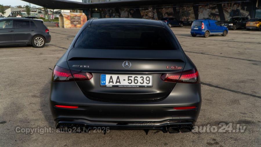 Black Mercedes-Benz E-Class 2021 in Riga, with an engine capacity of 4.00 L and mileage of 67 thousand km for 90000 €, photo 4 on AUTOMOTO.COM.LV