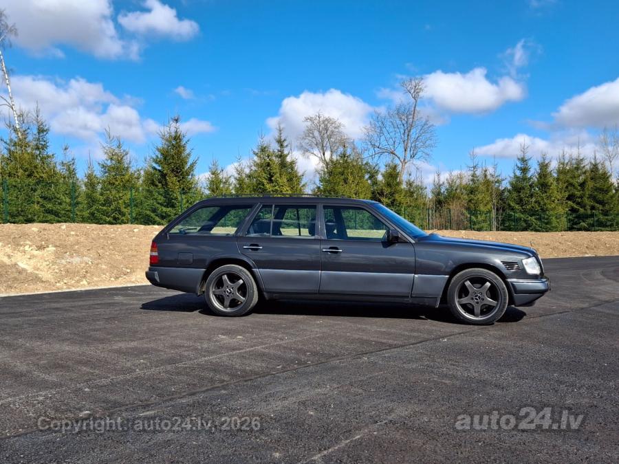 Melns Mercedes-Benz E-Class 1994 Tallina, ar dzinēja tilpumu 2.50 L un nobraukumu 394 tūkst. km par 7000 €, foto 3 vietnē AUTOMOTO.COM.LV