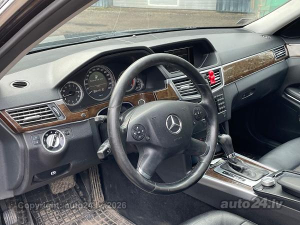 Black Mercedes-Benz E-Class 2011 in Tartu, with an engine capacity of 2.20 L and mileage of 371 thousand km for 4999 €, photo 6 on AUTOMOTO.COM.LV