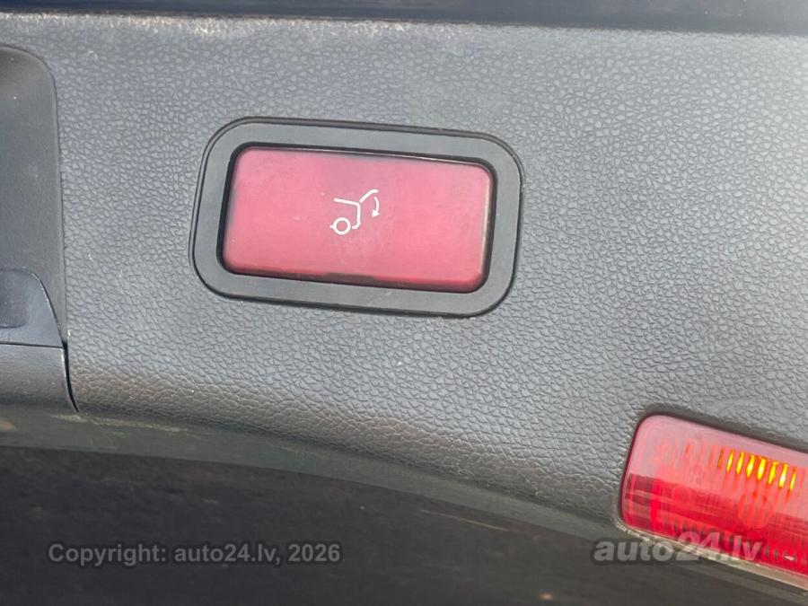 Black Mercedes-Benz E-Class 2011 in Tartu, with an engine capacity of 2.20 L and mileage of 371 thousand km for 4999 €, photo 9 on AUTOMOTO.COM.LV