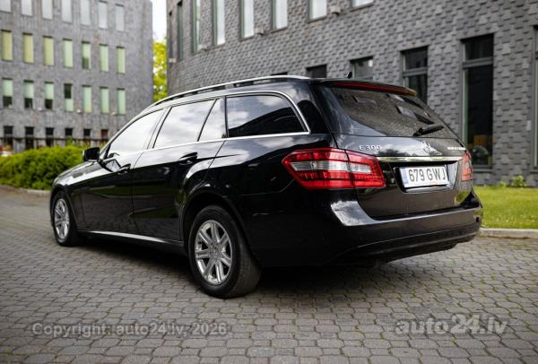 Black Mercedes-Benz E-Class 2012 in Tallinn, with an engine capacity of 2.20 L and mileage of 297 thousand km for 8490 €, photo 4 on AUTOMOTO.COM.LV