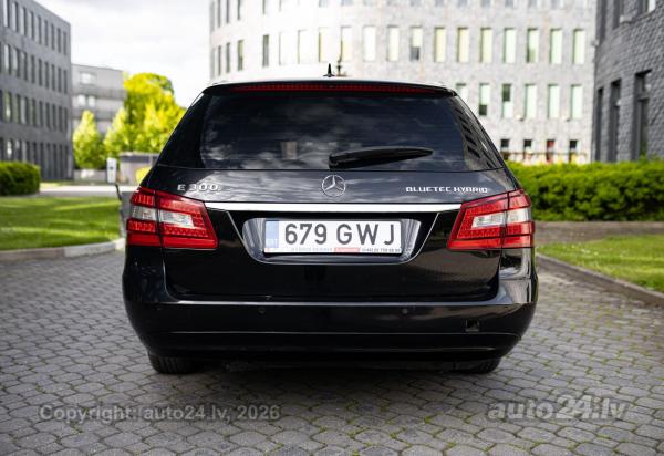 Black Mercedes-Benz E-Class 2012 in Tallinn, with an engine capacity of 2.20 L and mileage of 297 thousand km for 8490 €, photo 5 on AUTOMOTO.COM.LV