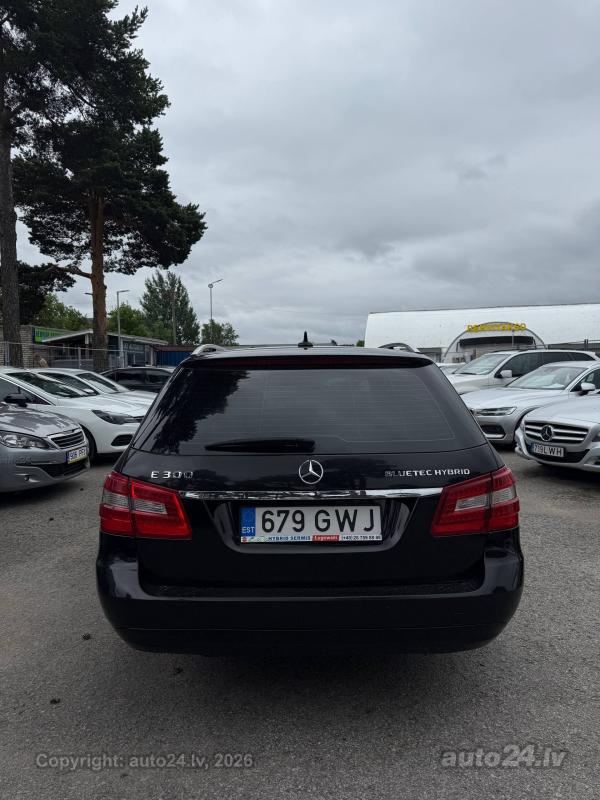 Black Mercedes-Benz E-Class 2012 in Tallinn, with an engine capacity of 2.10 L and mileage of 296 thousand km for 6999 €, photo 4 on AUTOMOTO.COM.LV