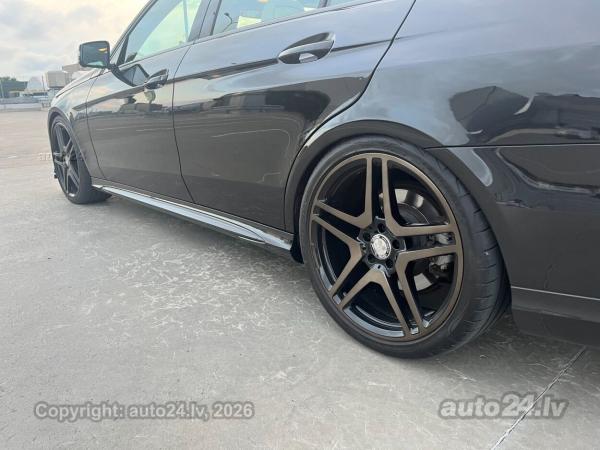 Melns Mercedes-Benz E-Class 2015 Tallina, ar dzinēja tilpumu 4.70 L un nobraukumu 294 tūkst. km par 14900 €, foto 9 vietnē AUTOMOTO.COM.LV