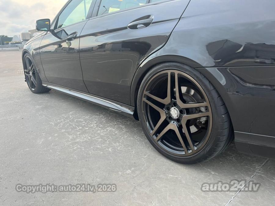 Black Mercedes-Benz E-Class 2015 in Tallinn, with an engine capacity of 4.70 L and mileage of 294 thousand km for 14900 €, photo 10 on AUTOMOTO.COM.LV