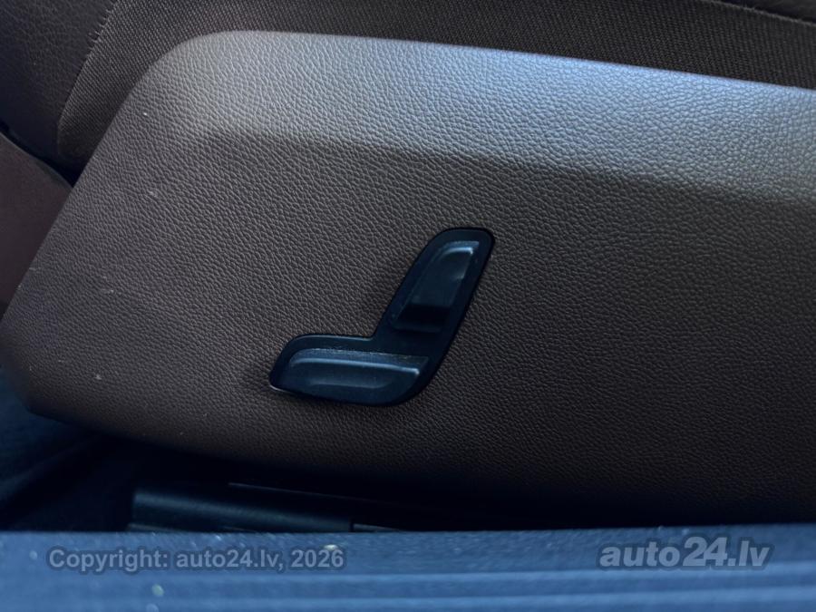 Black Mercedes-Benz E-Class 2015 in Tallinn, with an engine capacity of 2.10 L and mileage of 279 thousand km for 9990 €, photo 27 on AUTOMOTO.COM.LV