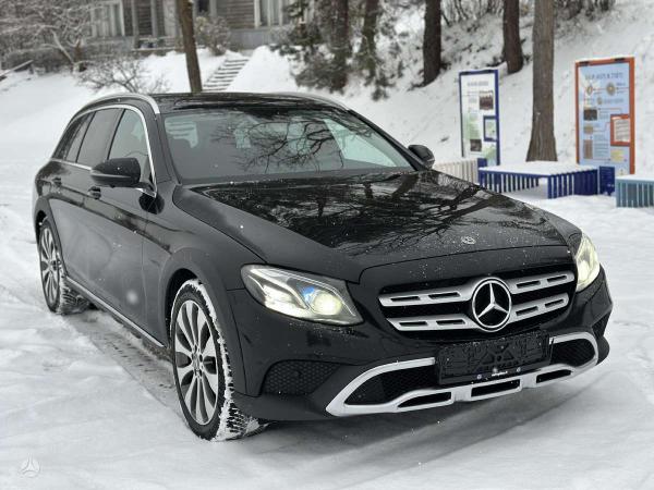 Black Mercedes-Benz E-Class 2017 in Kaunas, with an engine capacity of 1.95 L and mileage of 267 thousand km for 17950 €, photo 5 on AUTOMOTO.COM.LV