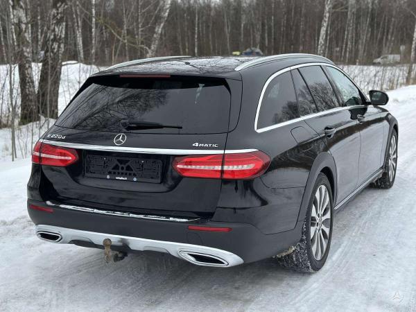 Black Mercedes-Benz E-Class 2017 in Kaunas, with an engine capacity of 2.20 L and mileage of 242 thousand km for 17950 €, photo 2 on AUTOMOTO.COM.LV