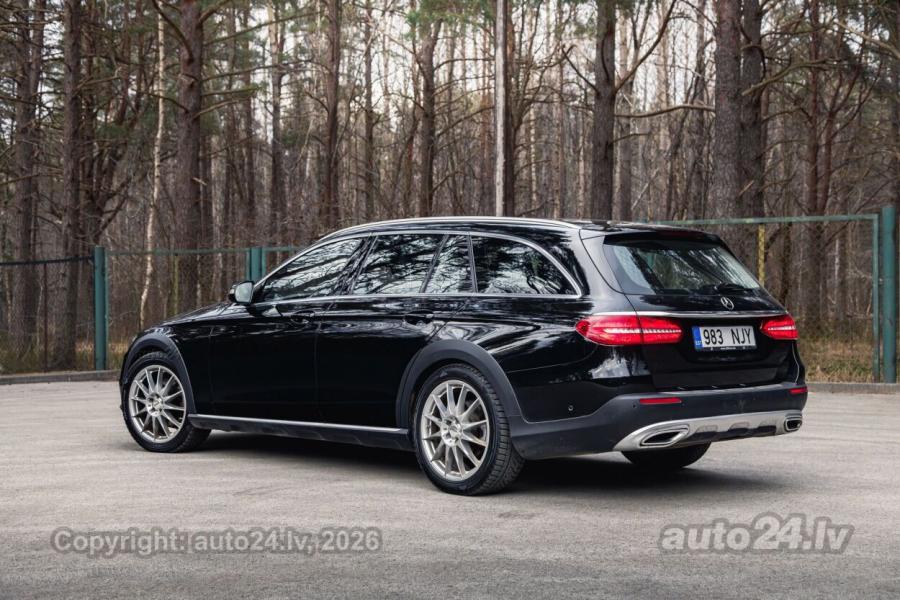 Black Mercedes-Benz E-Class 2017 in Tallinn, with an engine capacity of 2.00 L and mileage of 251 thousand km for 19500 €, photo 2 on AUTOMOTO.COM.LV