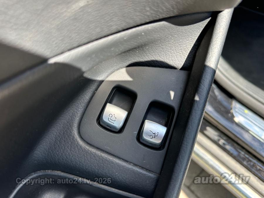 Black Mercedes-Benz E-Class 2017 in Tallinn, with an engine capacity of 2.00 L and mileage of 269 thousand km for 17000 €, photo 19 on AUTOMOTO.COM.LV