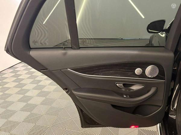 Black Mercedes-Benz E-Class 2017 in Marijampole, with an engine capacity of 1.95 L and mileage of 232 thousand km for 21650 €, photo 8 on AUTOMOTO.COM.LV