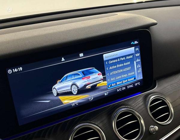 Black Mercedes-Benz E-Class 2017 in Marijampole, with an engine capacity of 1.95 L and mileage of 232 thousand km for 21650 €, photo 10 on AUTOMOTO.COM.LV