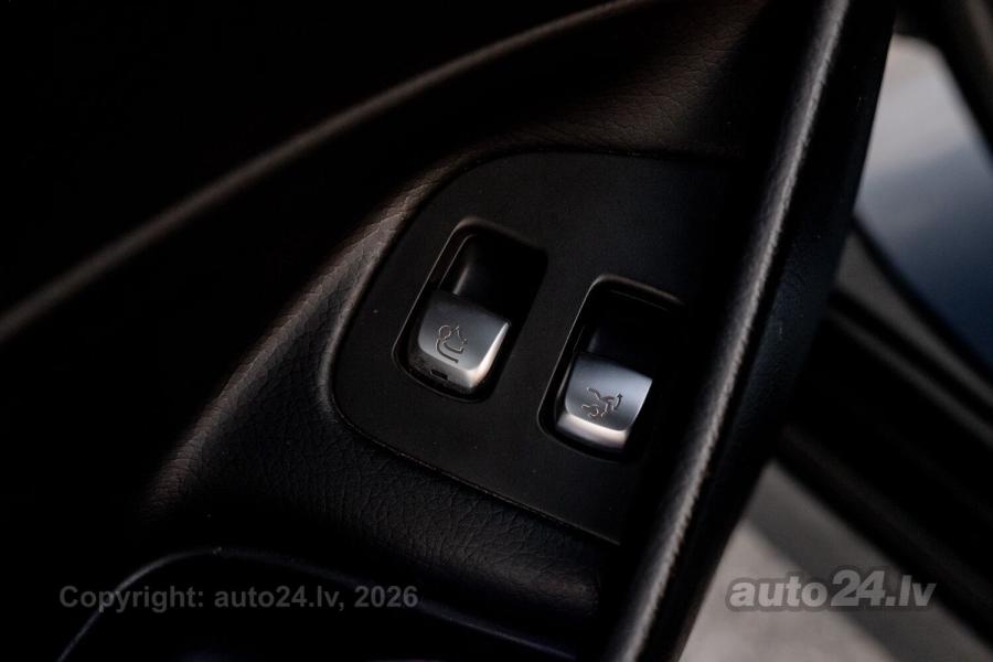 Black Mercedes-Benz E-Class 2017 in Parnu, with an engine capacity of 2.00 L and mileage of 135 thousand km for 23990 €, photo 29 on AUTOMOTO.COM.LV