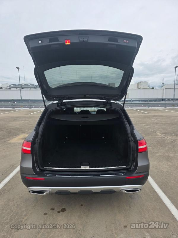 Black Mercedes-Benz E-Class 2017 in Tartu, with an engine capacity of 2.00 L and mileage of 220 thousand km for 25000 €, photo 6 on AUTOMOTO.COM.LV