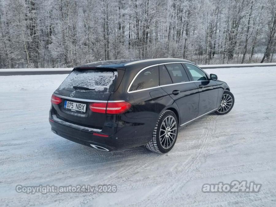 Melns Mercedes-Benz E-Class 2019 Tallina, ar dzinēja tilpumu 2.00 L un nobraukumu 449 tūkst. km par 19000 €, foto 4 vietnē AUTOMOTO.COM.LV