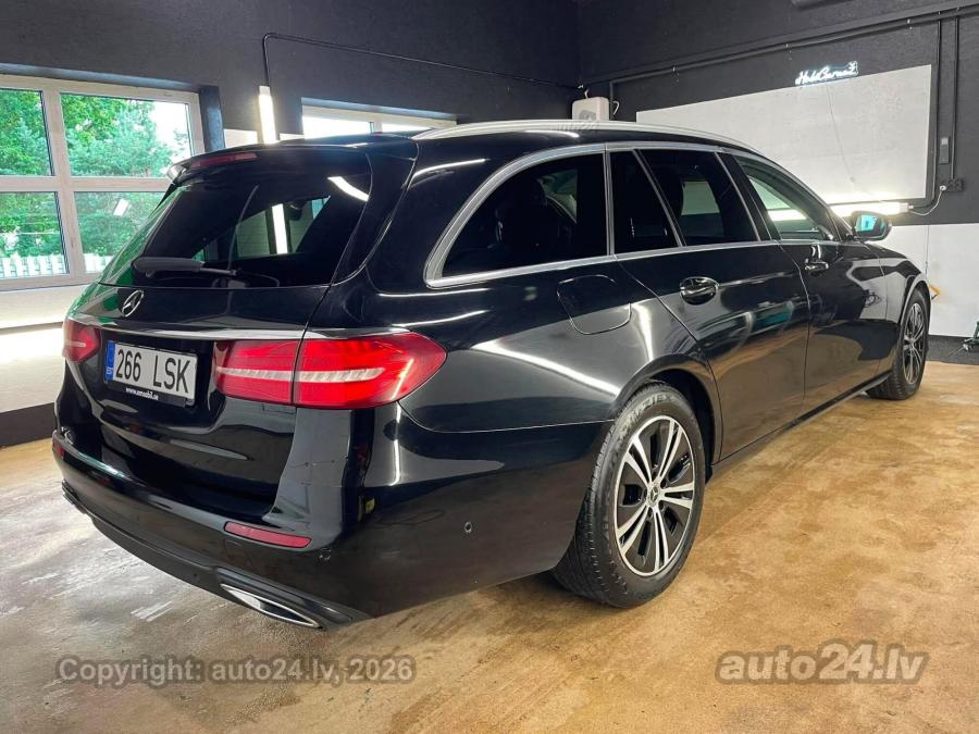 Black Mercedes-Benz E-Class 2021 in Jogeva, with an engine capacity of 2.00 L and mileage of 298 thousand km for 19900 €, photo 4 on AUTOMOTO.COM.LV