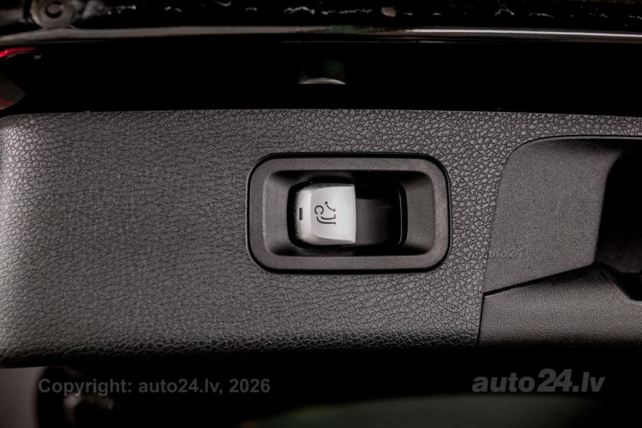 Black Mercedes-Benz E-Class 2021 in Parnu, with an engine capacity of 2.00 L and mileage of 200 thousand km for 24500 €, photo 19 on AUTOMOTO.COM.LV