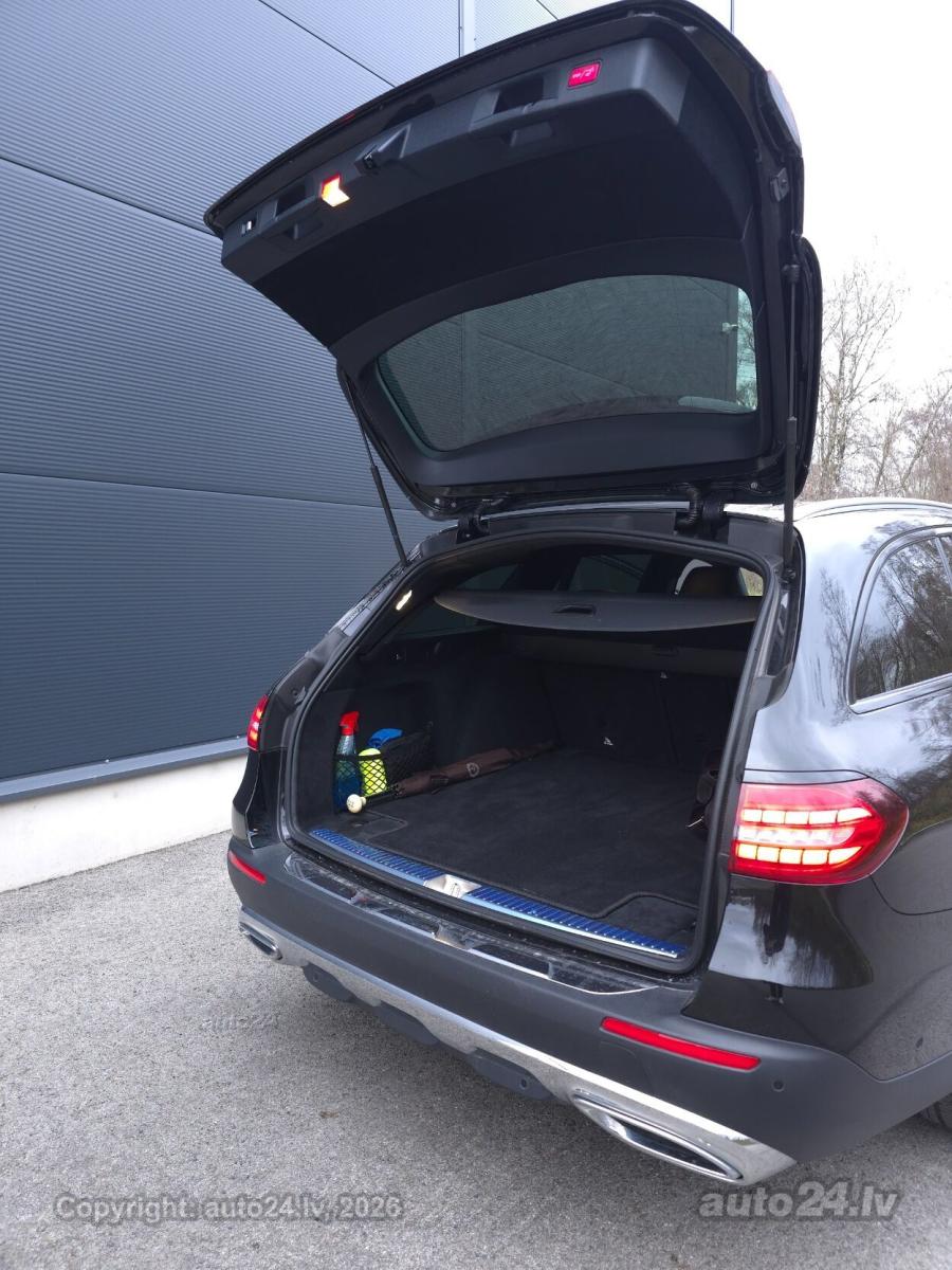 Black Mercedes-Benz E-Class 2022 in Tallinn, with an engine capacity of 2.00 L and mileage of 57 thousand km for 47120 €, photo 17 on AUTOMOTO.COM.LV