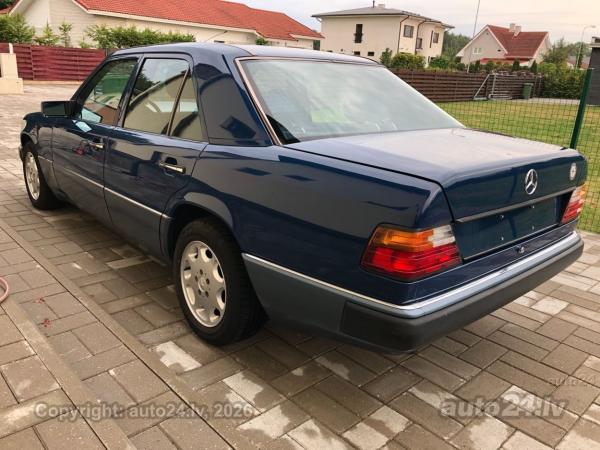 Blue Mercedes-Benz E-Class 1991 in Tallinn, with an engine capacity of 2.00 L and mileage of 18 thousand km for 9999 €, photo 4 on AUTOMOTO.COM.LV