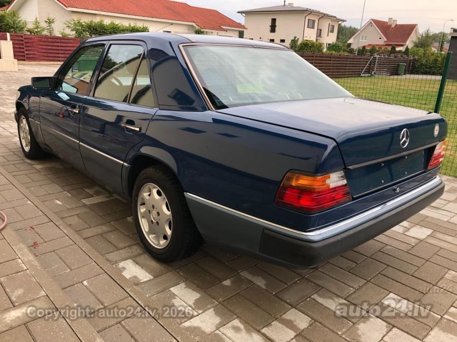 Zils Mercedes-Benz E-Class 1991 Tallina, ar dzinēja tilpumu 2.00 L un nobraukumu 18 tūkst. km par 9999 €, foto 4 vietnē AUTOMOTO.COM.LV