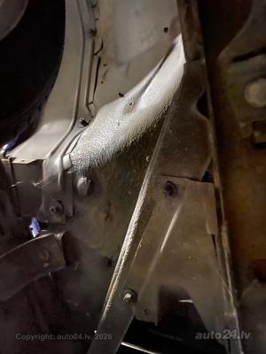 Zils Mercedes-Benz E-Class 1991 Tallina, ar dzinēja tilpumu 2.00 L un nobraukumu 18 tūkst. km par 9999 €, foto 24 vietnē AUTOMOTO.COM.LV