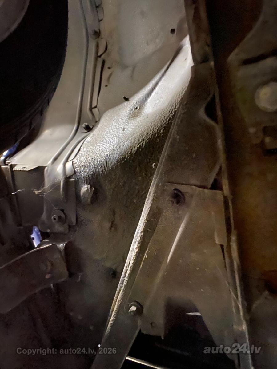 Zils Mercedes-Benz E-Class 1991 Tallina, ar dzinēja tilpumu 2.00 L un nobraukumu 18 tūkst. km par 9999 €, foto 24 vietnē AUTOMOTO.COM.LV