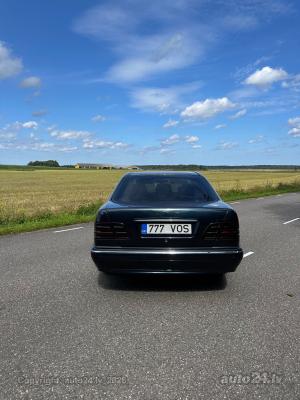 Zils Mercedes-Benz E-Class 2000 Tallina, ar dzinēja tilpumu 3.20 L un nobraukumu 370 tūkst. km par 4999 €, foto 8 vietnē AUTOMOTO.COM.LV