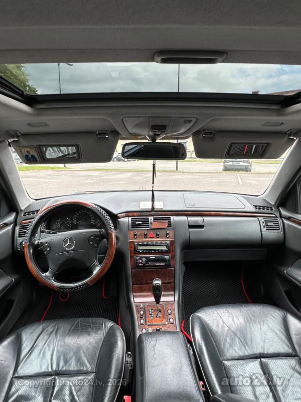 Zils Mercedes-Benz E-Class 2000 Tallina, ar dzinēja tilpumu 3.20 L un nobraukumu 370 tūkst. km par 4999 €, foto 10 vietnē AUTOMOTO.COM.LV