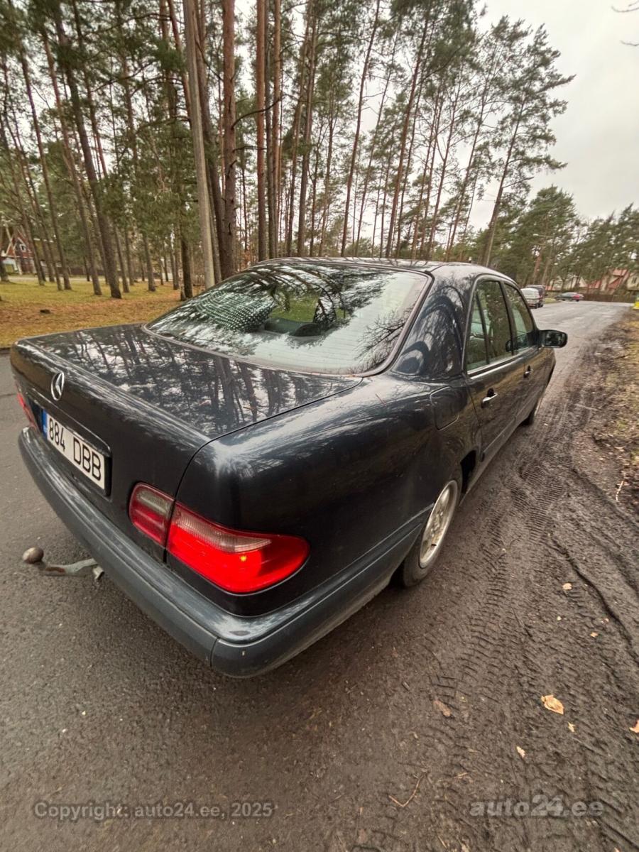 Синий Мерседес Е-Класс 2001 в Таллин, объемом двигателя 2.10 л и пробегом 253 тыс. км за 2750 €, фото 4 на AUTOMOTO.COM.LV