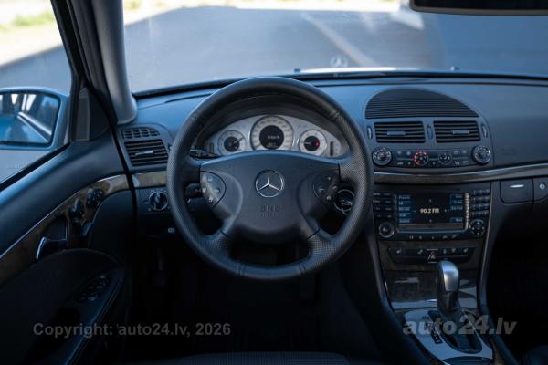 Zils Mercedes-Benz E-Class 2004 Tallina, ar dzinēja tilpumu 3.20 L un nobraukumu 360 tūkst. km par 3200 €, foto 10 vietnē AUTOMOTO.COM.LV