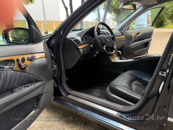 Zils Mercedes-Benz E-Class 2004 Tallina, ar dzinēja tilpumu 3.20 L un nobraukumu 438 tūkst. km par 3200 €, foto 9 vietnē AUTOMOTO.COM.LV