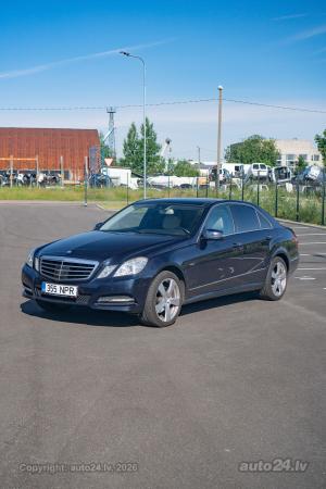 Zils Mercedes-Benz E-Class 2012 Tallina, ar dzinēja tilpumu 3.00 L un nobraukumu 192 tūkst. km par 18000 €, foto  vietnē AUTOMOTO.COM.LV
