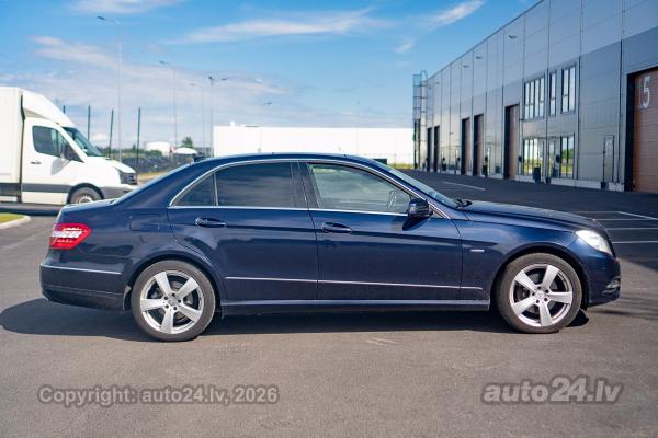 Zils Mercedes-Benz E-Class 2012 Tallina, ar dzinēja tilpumu 3.00 L un nobraukumu 192 tūkst. km par 18000 €, foto 3 vietnē AUTOMOTO.COM.LV