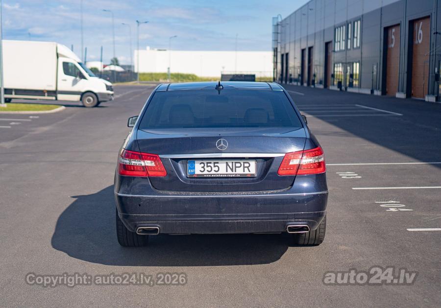 Zils Mercedes-Benz E-Class 2012 Tallina, ar dzinēja tilpumu 3.00 L un nobraukumu 192 tūkst. km par 18000 €, foto 5 vietnē AUTOMOTO.COM.LV