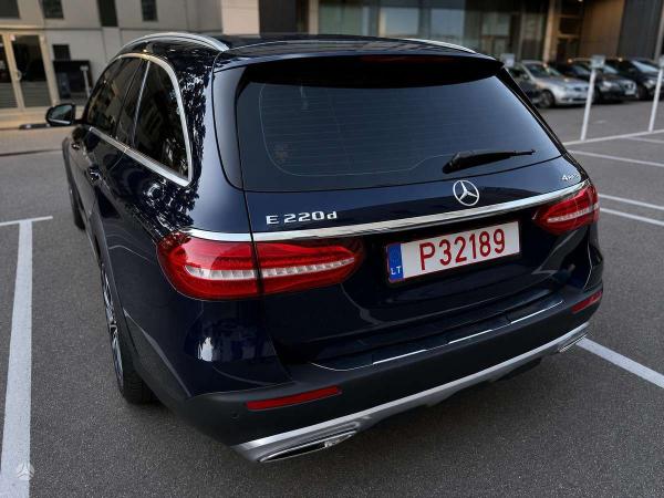 Blue Mercedes-Benz E-Class 2018 in Vilnius, with an engine capacity of 1.95 L and mileage of 300 thousand km for 15000 €, photo 6 on AUTOMOTO.COM.LV