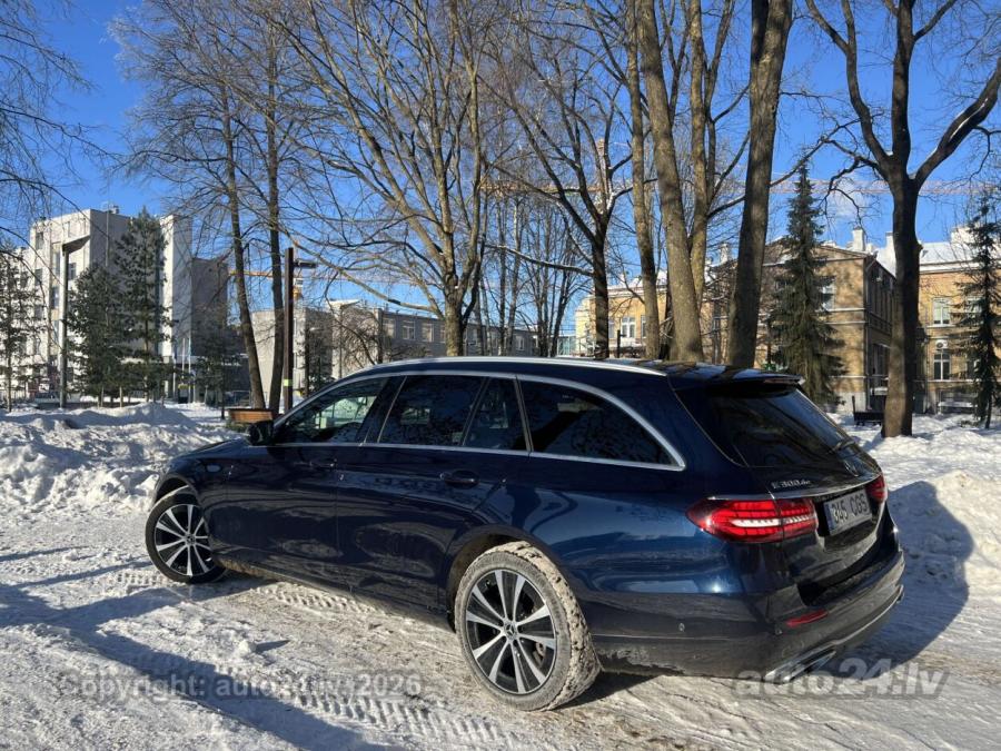 Blue Mercedes-Benz E-Class 2020 in Tallinn, with an engine capacity of 2.00 L and mileage of 170 thousand km for 28990 €, photo 3 on AUTOMOTO.COM.LV