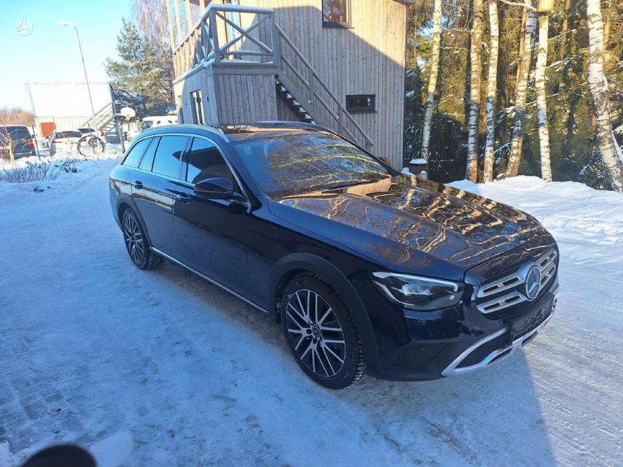 Blue Mercedes-Benz E-Class 2021 in Kaunas, with an engine capacity of 1.95 L and mileage of 327 thousand km for 18900 €, photo 7 on AUTOMOTO.COM.LV