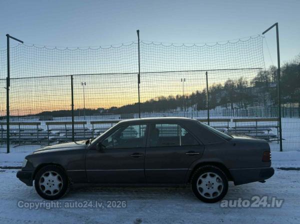 Brown Mercedes-Benz E-Class 1992 in Tallinn, with an engine capacity of 3.00 L and mileage of 430 thousand km for 2000 €, photo 2 on AUTOMOTO.COM.LV